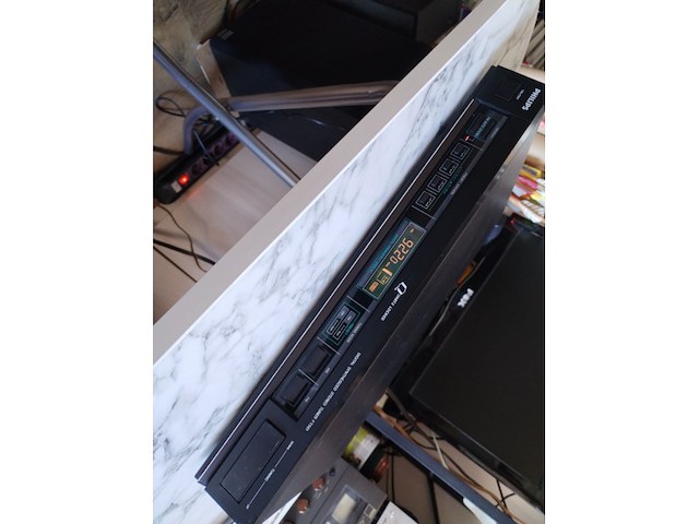 PHILIPS Digital Sythezized Tuner FT561