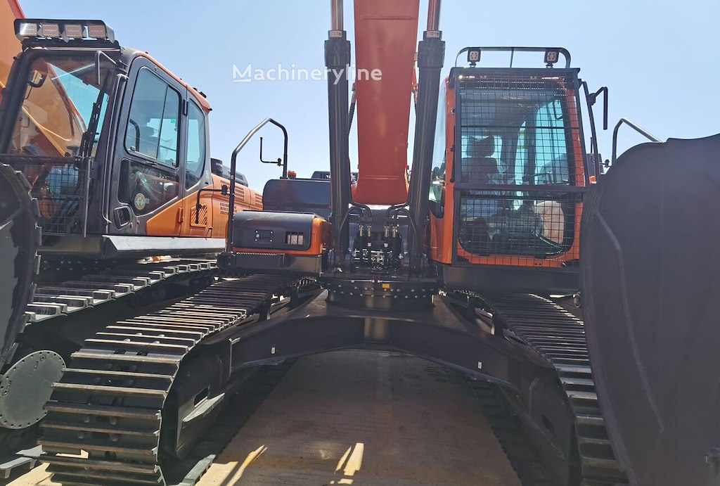 Novi Develon DX300LC-7B bager guseničar