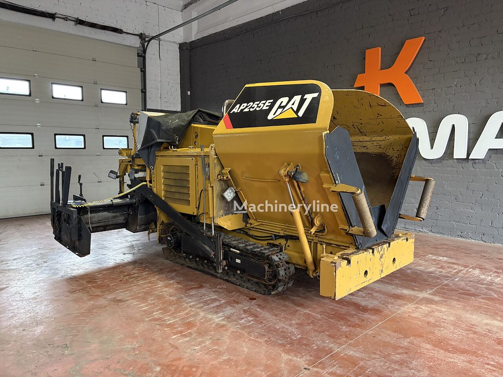 Caterpillar AP255E asfaltni finišer guseničar