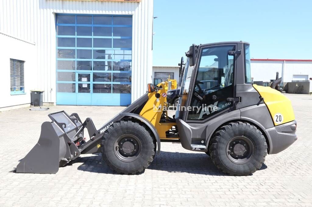 Novi Mecalac AX850 multifunkcionalni utovarivač