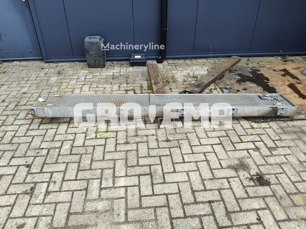 Liebherr 1017697 bočna stepenica za Liebherr A944C Li / A944C HD Litronic / LH60 MT / R944C Li / LH60 MHR / LH60 M / LH60 CHR / LH60 C / R944C TU / A944C Li EDC / R944C EW Litronic bagera