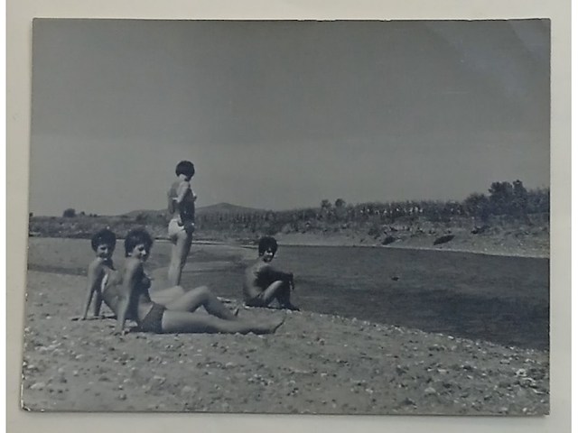 Devojke se kupaju na Moravi -Čukojevac 1963.