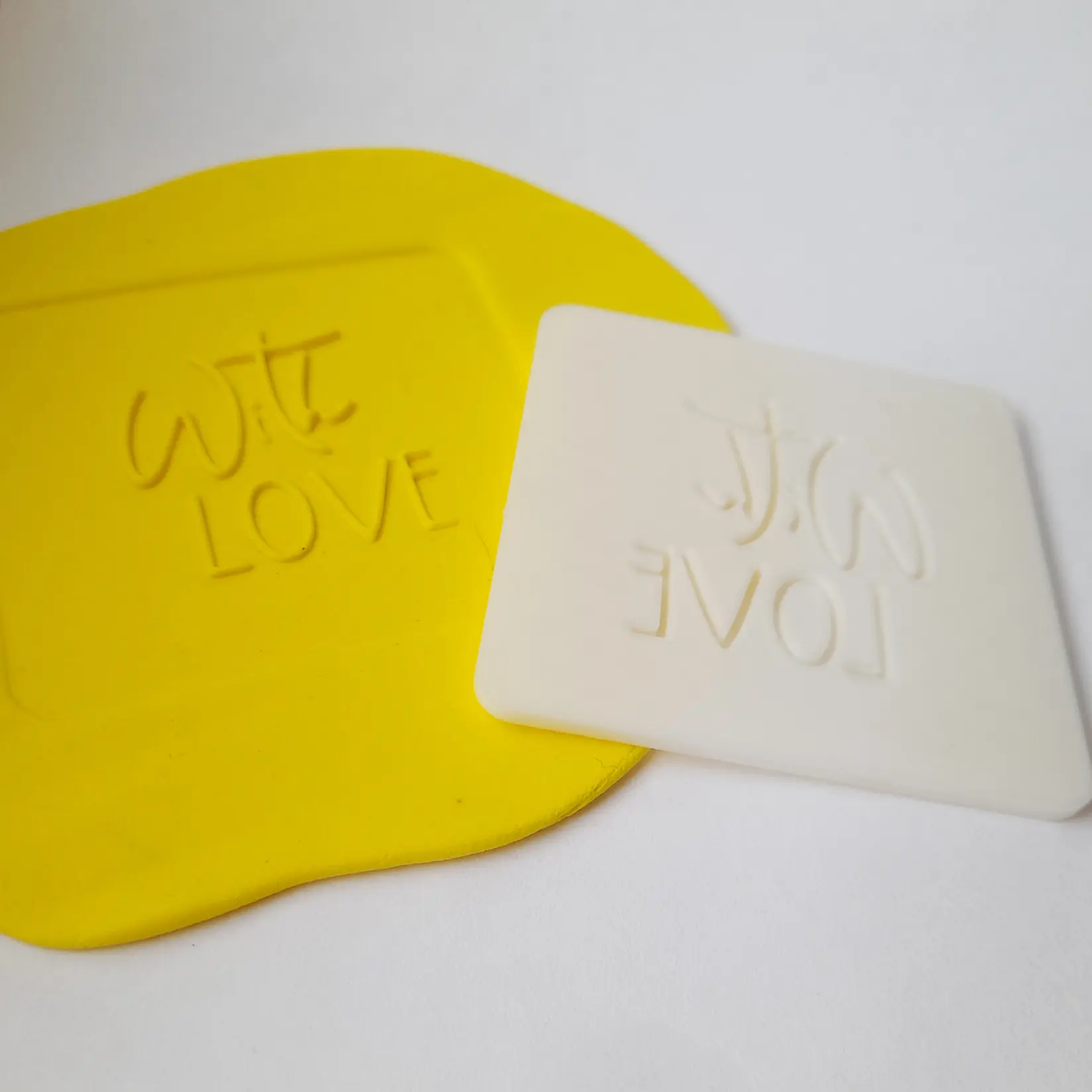 KREATIVNI SLATKIŠI Modla za kolače i ukrase With love, 10 cm, Bela