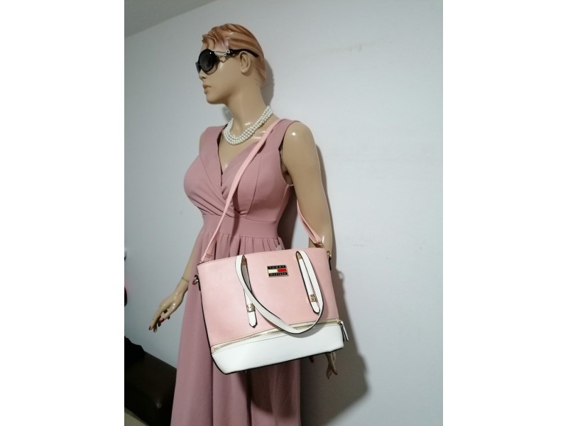 Odlicna TOMMY HILFIGER torba