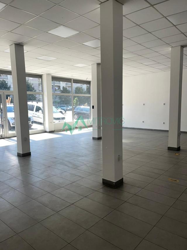 Izdavanje, Poslovni prostor, 202m2 , Banatić