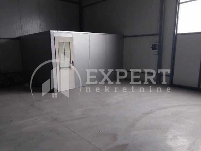 Izdaje se magacinski prostor u naselju Deveti maj, 250m2