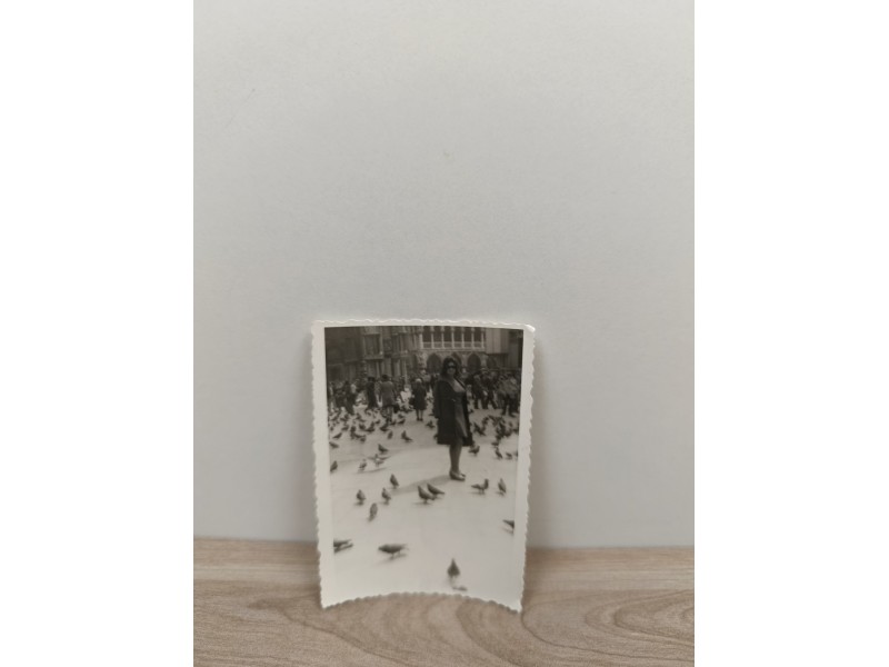 Vintage fotografija dama i golubovi