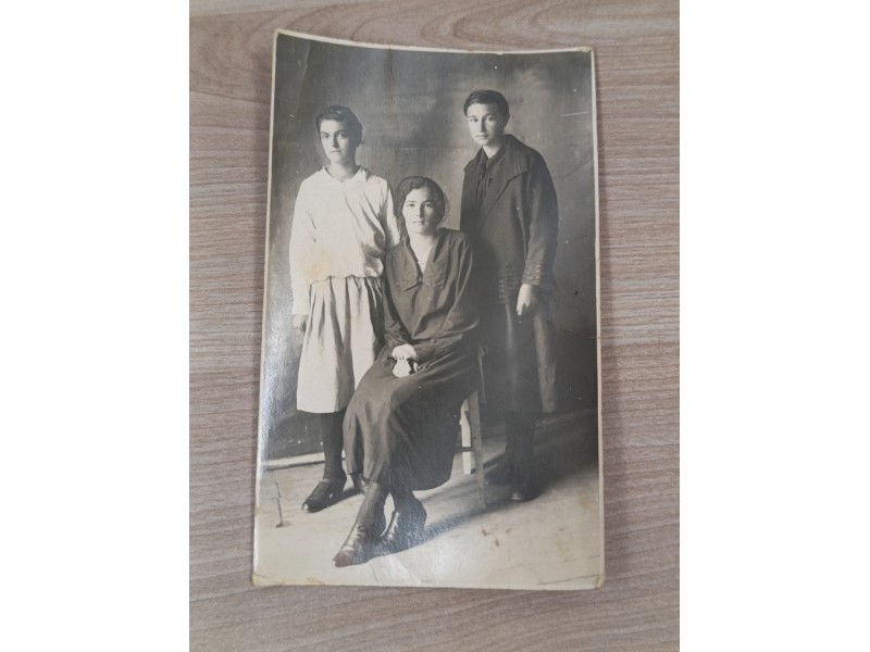 Vintage fotografija dama sa sinovima