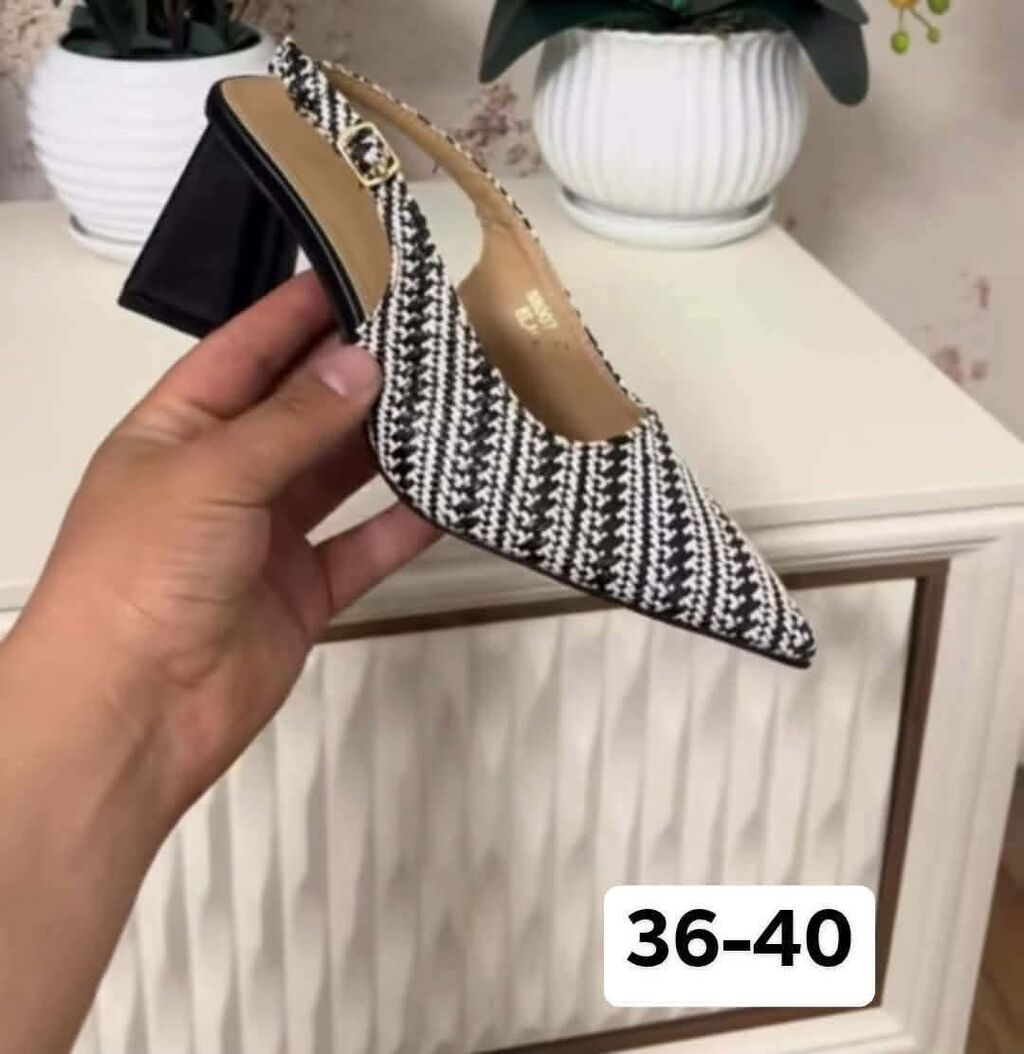 Dame cipele sa otvorenom petom (slingback) i blok štiklom. Crno-beli