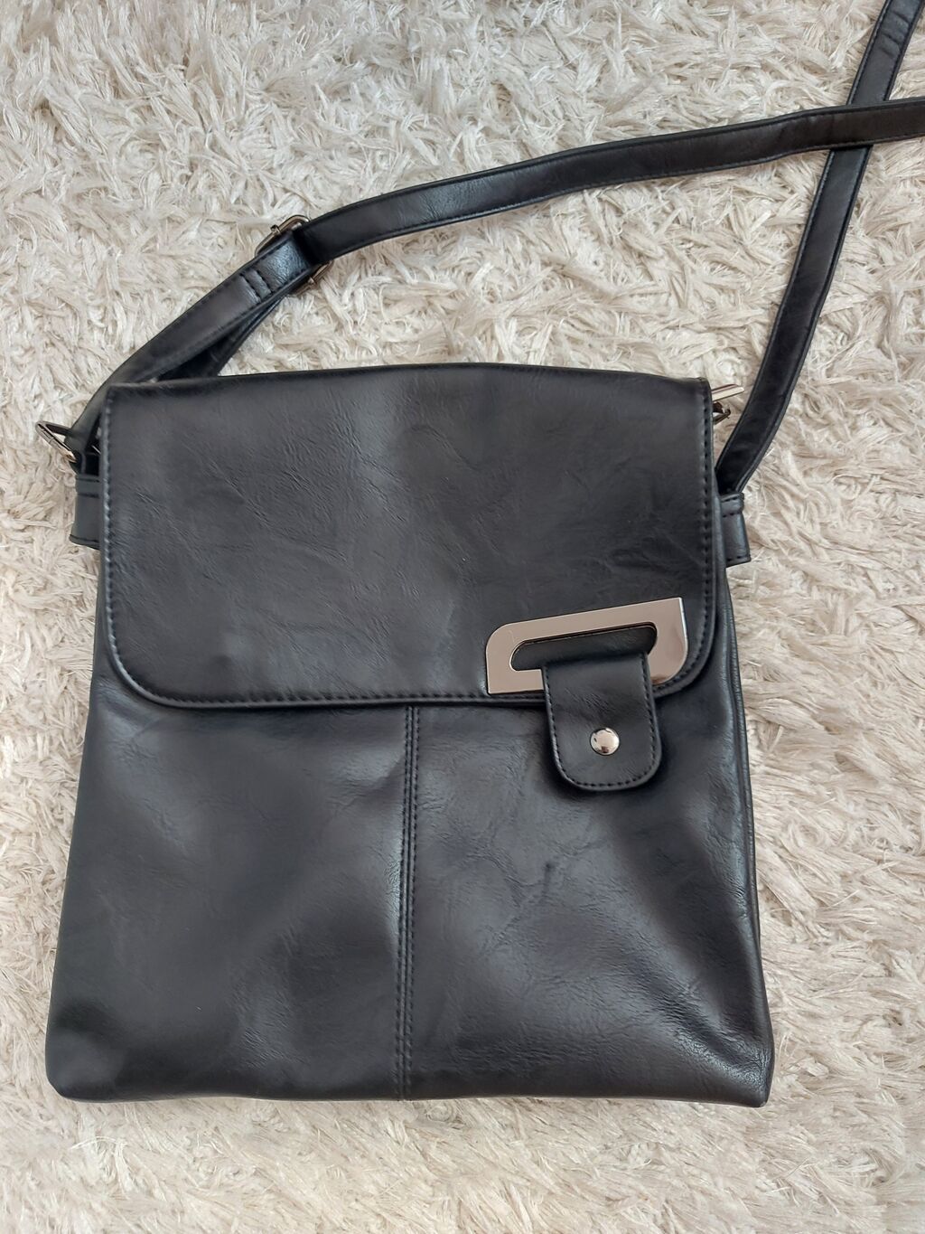 Crna torba preko ramena (crossbody) od eko kože - Materijal: mekana
