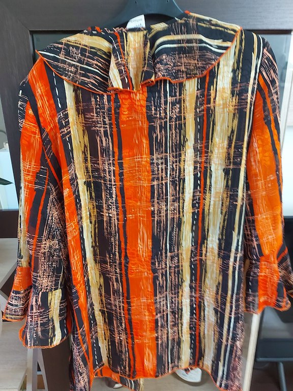 Ženska bluza sa volanima i vezivanjem sprijeda - Model: lagana