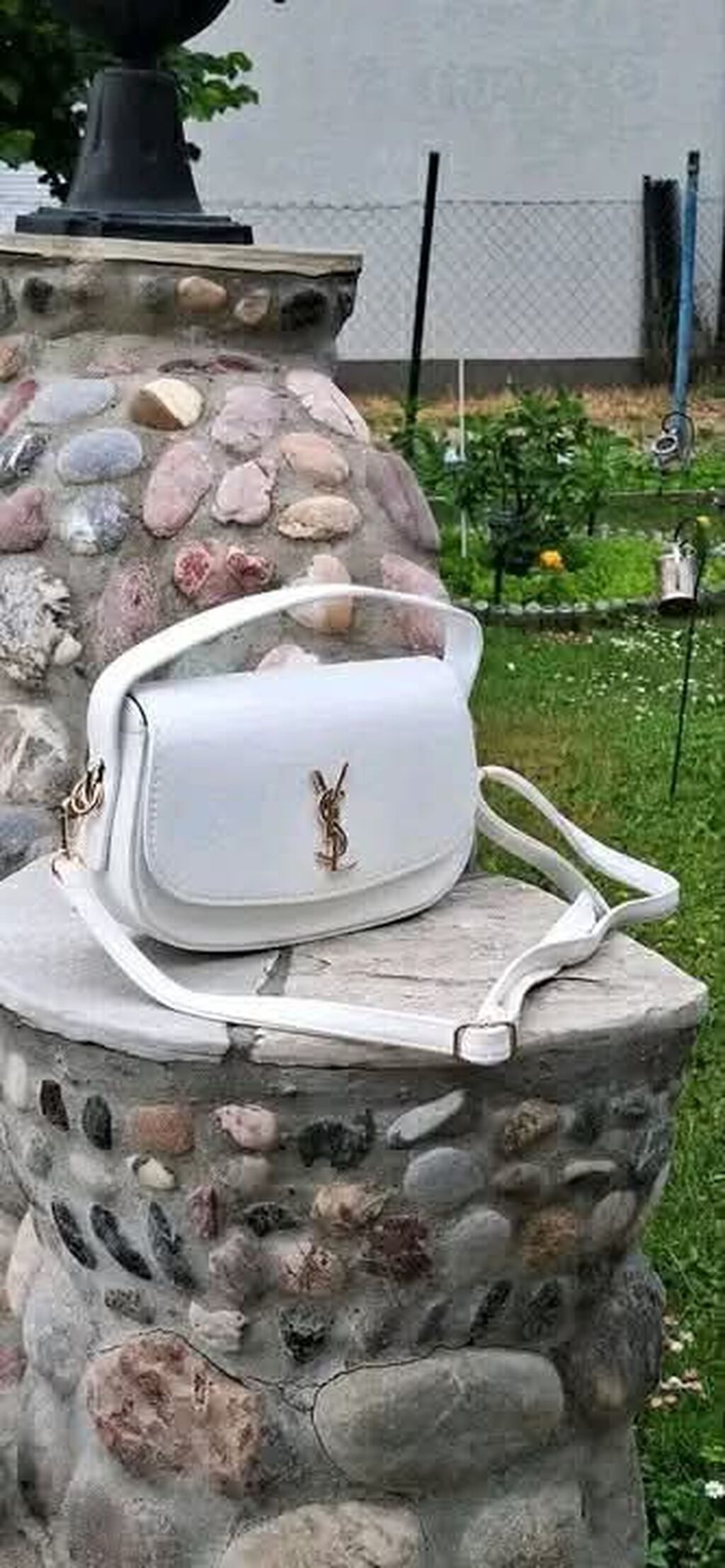 Ženska torbica preko ramena – kompaktni model sa preklopom i YSL