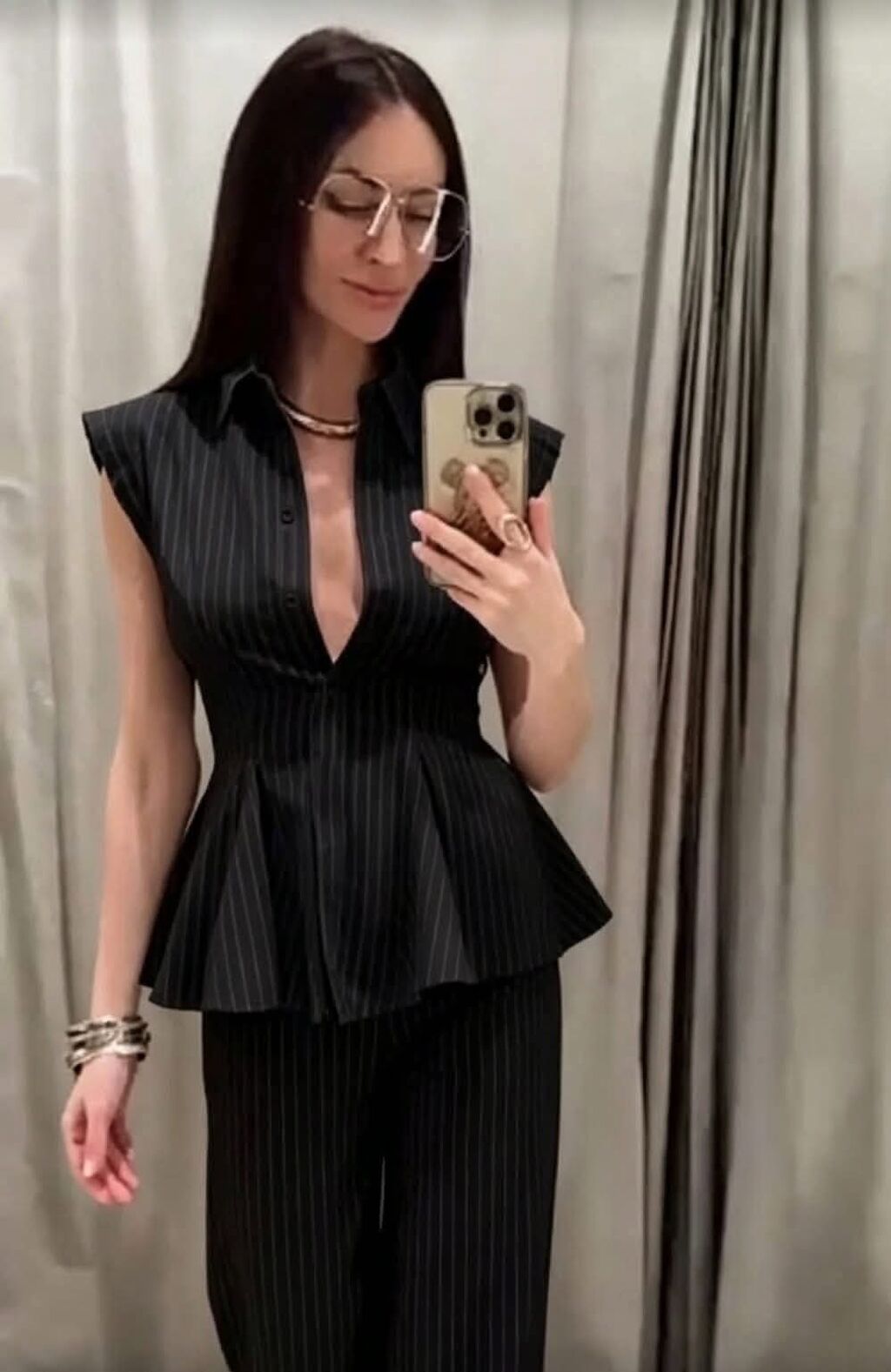 Ženski komplet sa prugama – bluza sa peplum krojem i pantalone -