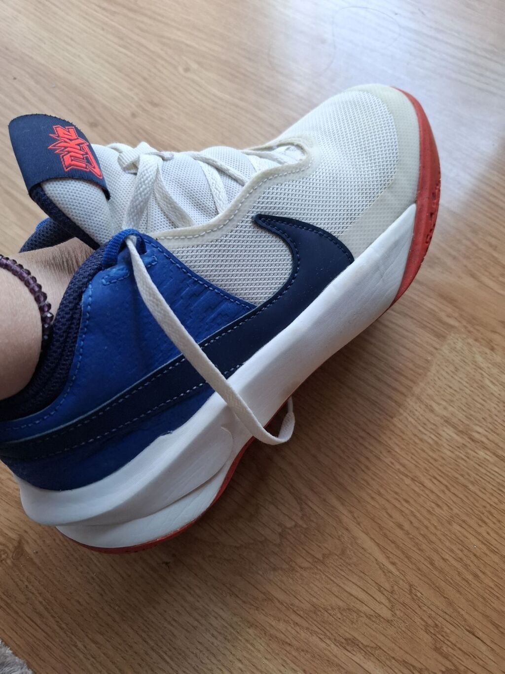 Patike za decu sa prepoznatljivim Nike dizajnom. Izrađene su od