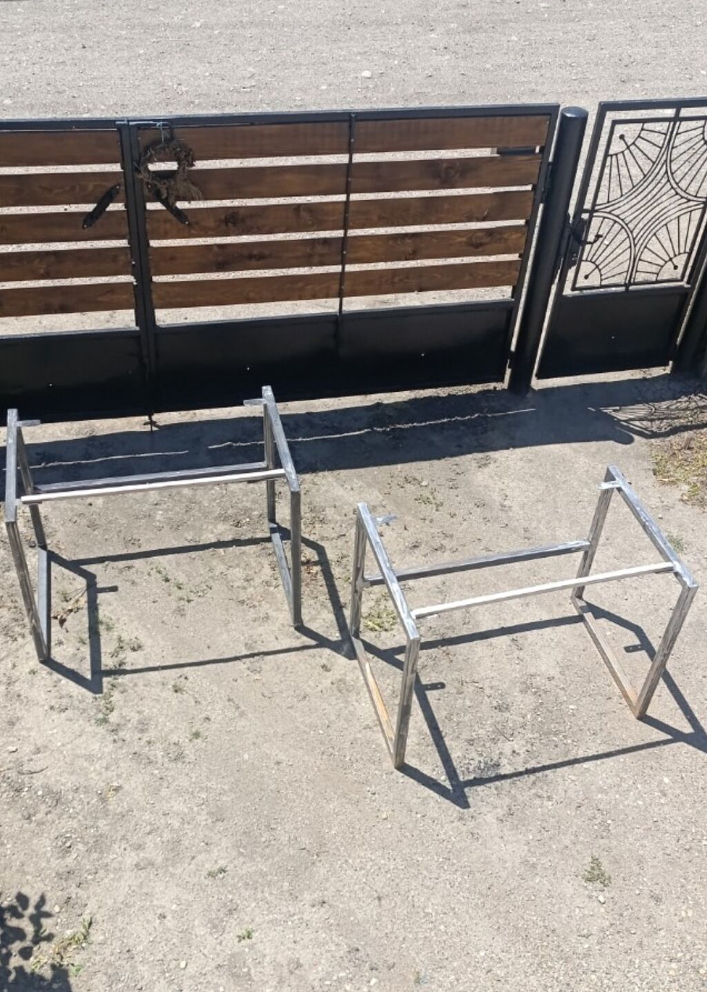 Metalni ramovi/stolarski postolji - Dva odvojena metalna postolja