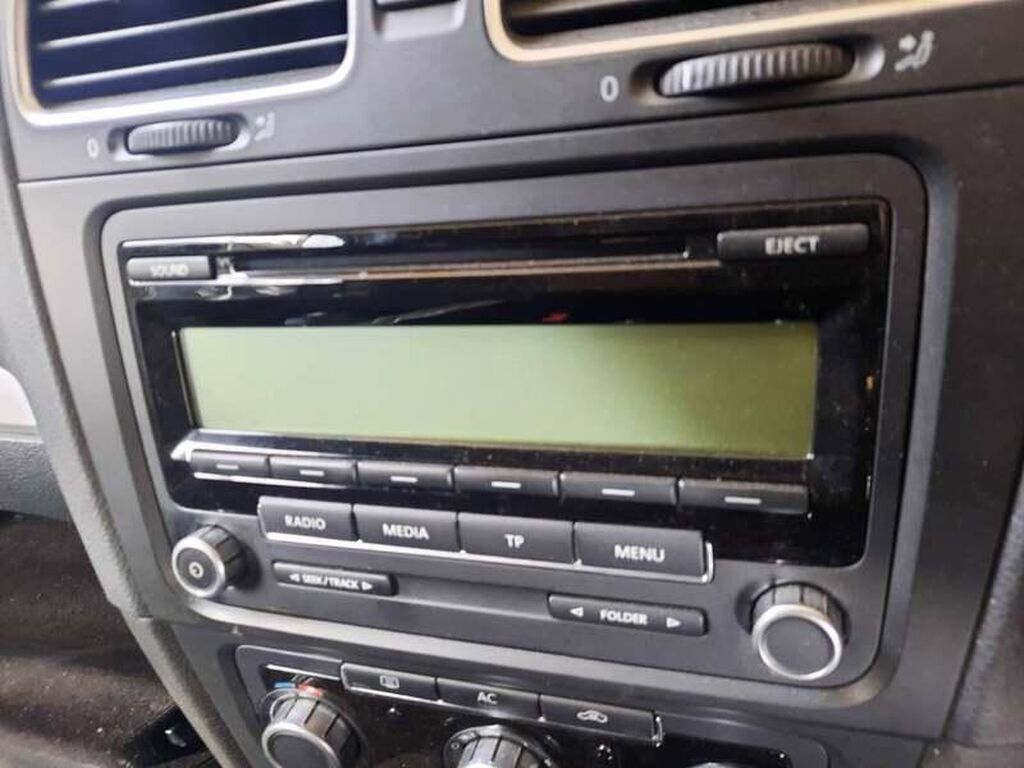 RADIO ZA VOLKSWAGEN GOLF 5, GOLF 6, PASSAT B6 . | moguce licno