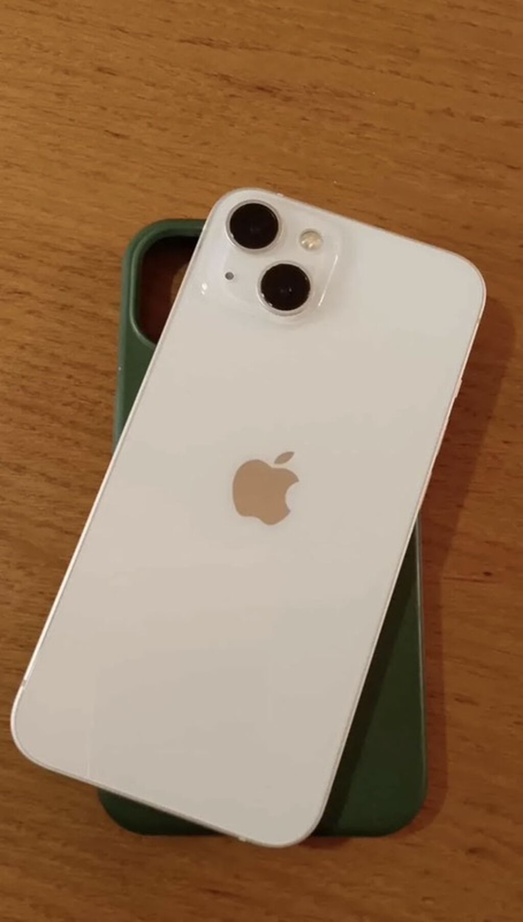 Apple iPhone – bela boja, sa dve zadnje kamere u dijagonalnom