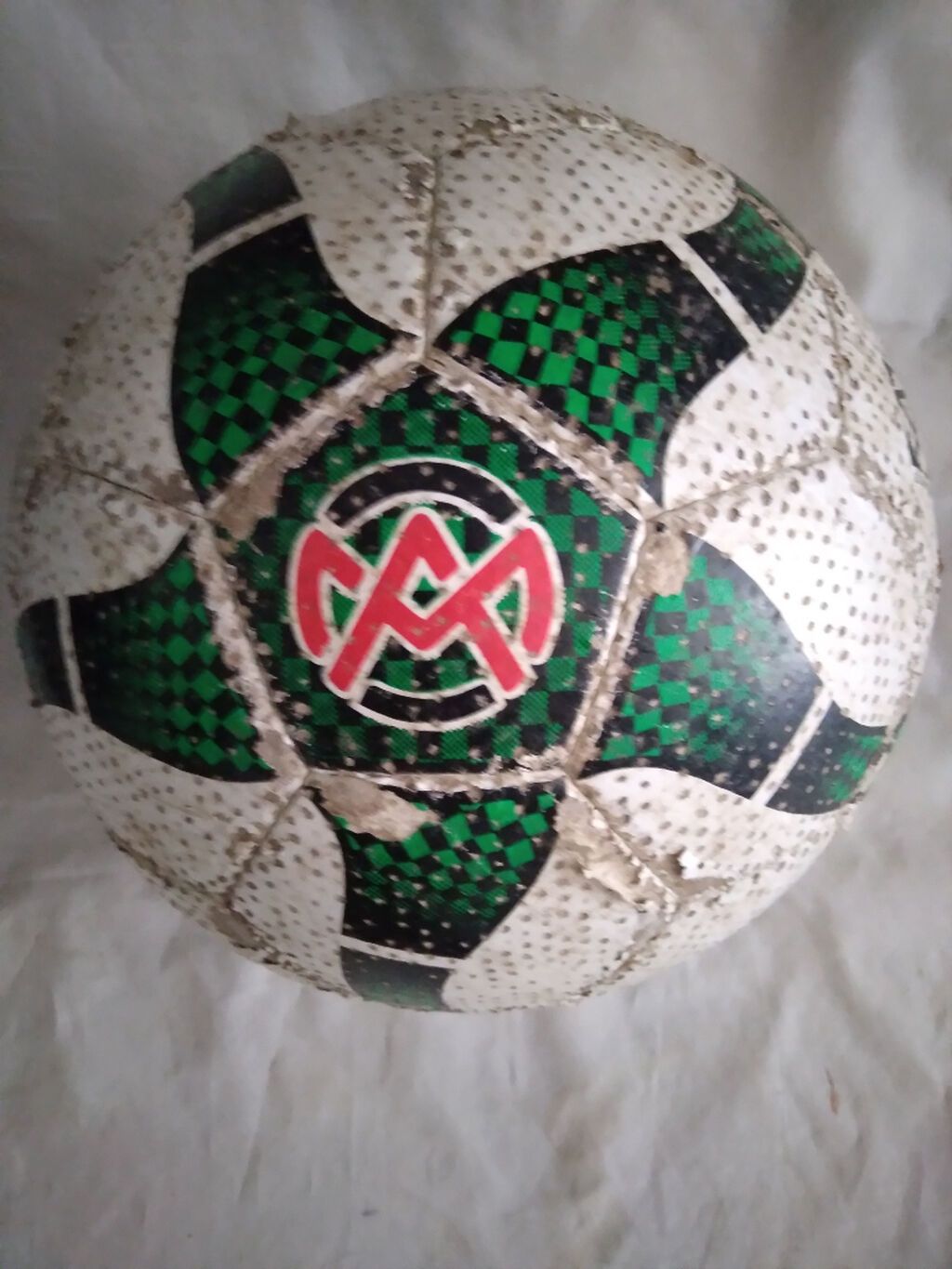 Lopta za fudbal Amsport br.5drži vazduh. Spolja dosta oštećena