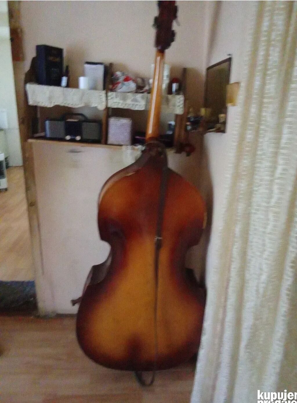 Kontrabas – akustični, četvrtaste siluete sa klasičnim violin finish