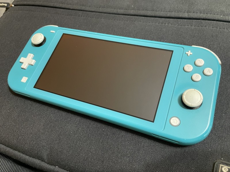 Nintendo Switch Lite, čipovan, 256GB, futrola, punjač