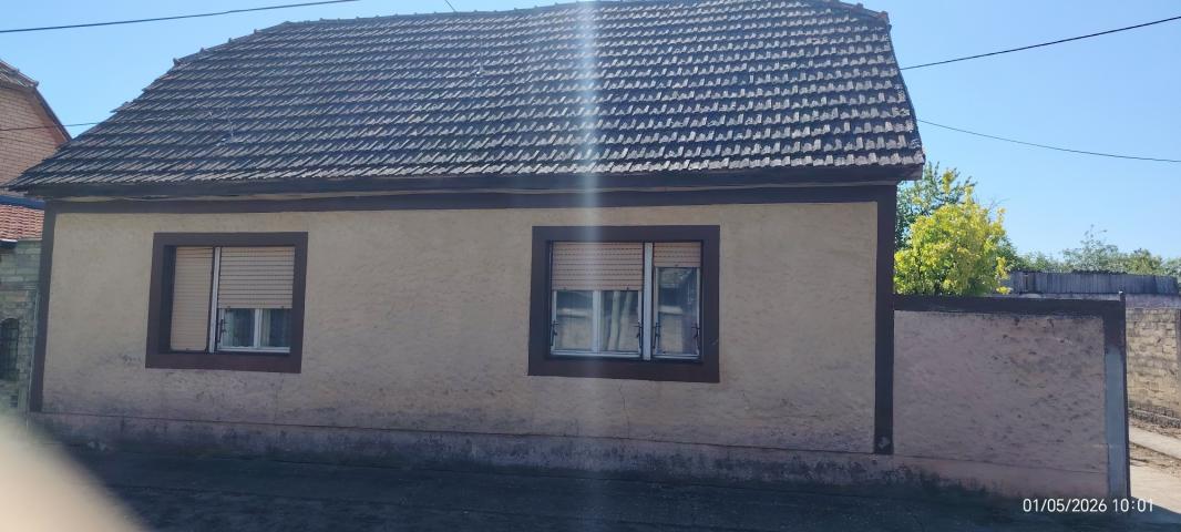 На продају кућа површине 109м2 стара градња, на плацу од 6 ари.