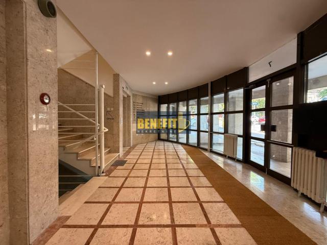 Poslovni prostor 200m2, u poslovnoj zgradi