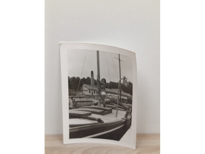 Vintage fotografija dama na brodu