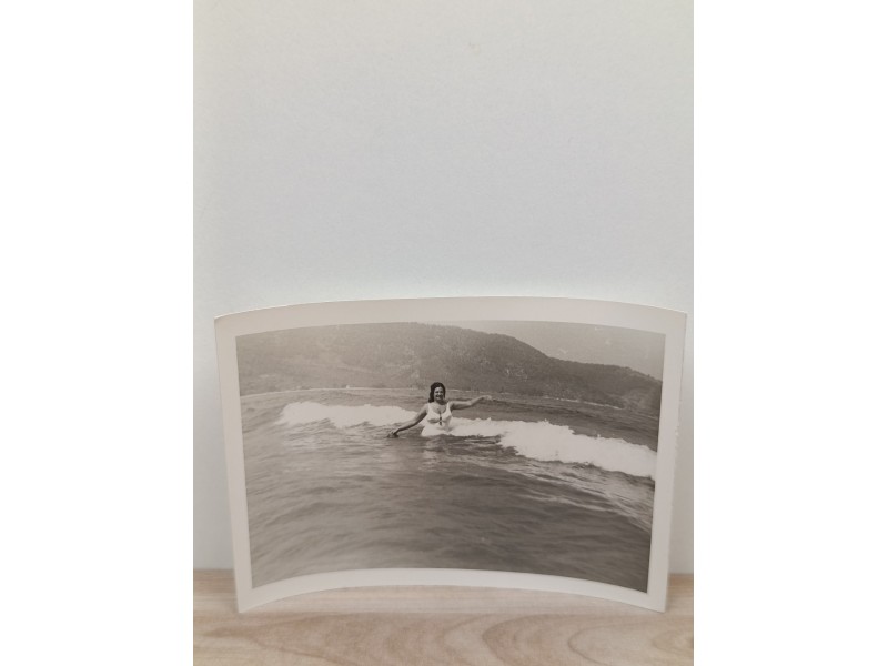 Vintage fotografija dama poziranje u kupačem