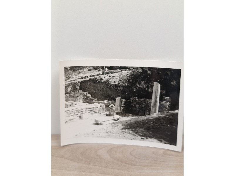 Vintage fotografija dama poziranje u kupačem