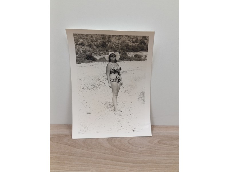 Vintage fotografija dama na plaži