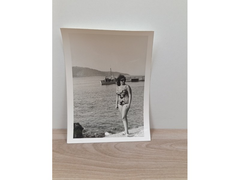 Vintage fotografija dama na plaži