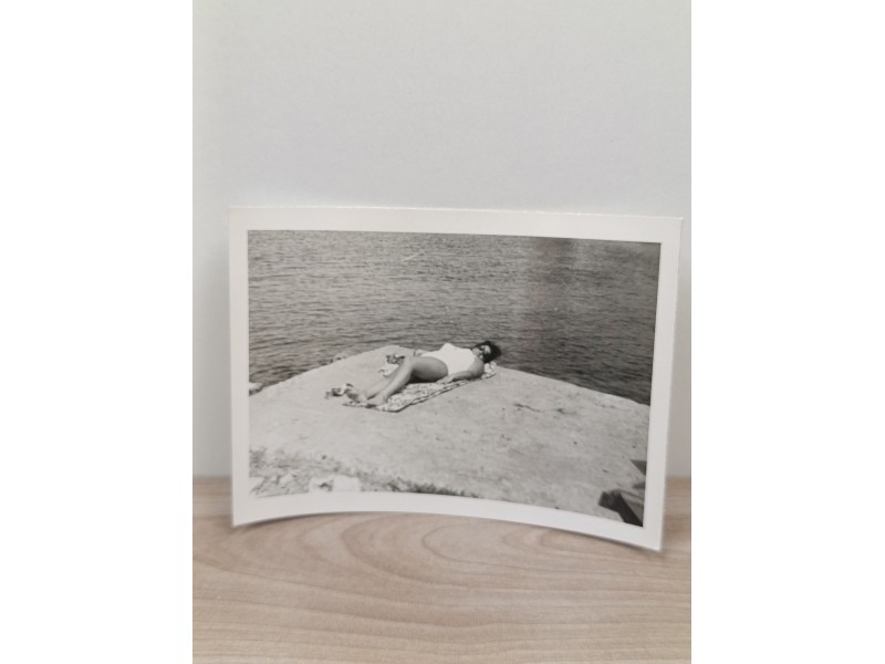Vintage fotografija dama na plaži