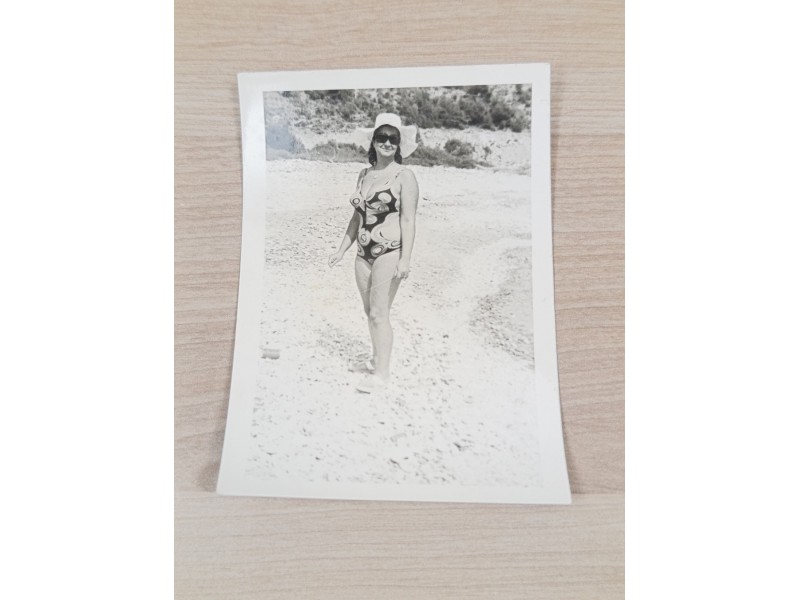 Vintage fotografija dama na plaži
