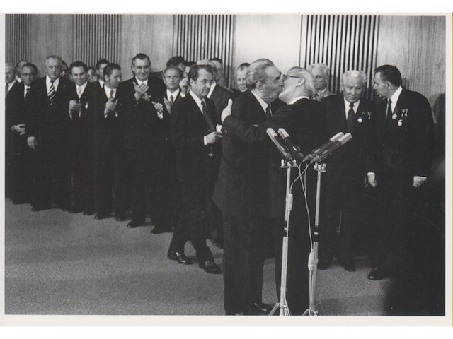 BREŽNJEV - HONEKER Poljubac komunističkih bosova SSSR..