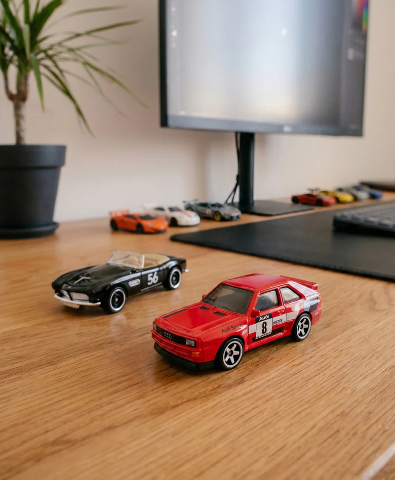 Srebrni automobil Hot Wheels