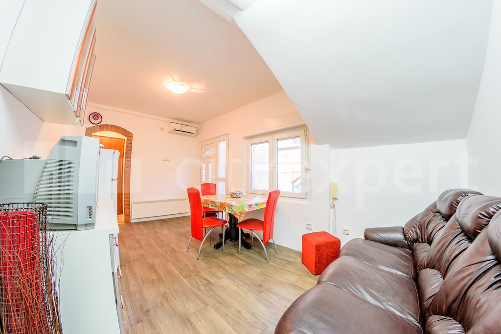 Stan u kući za izdavanje BEZ PROVIZIJE: Dvosoban, 42m², Cetinjska, Zemun - 450€
