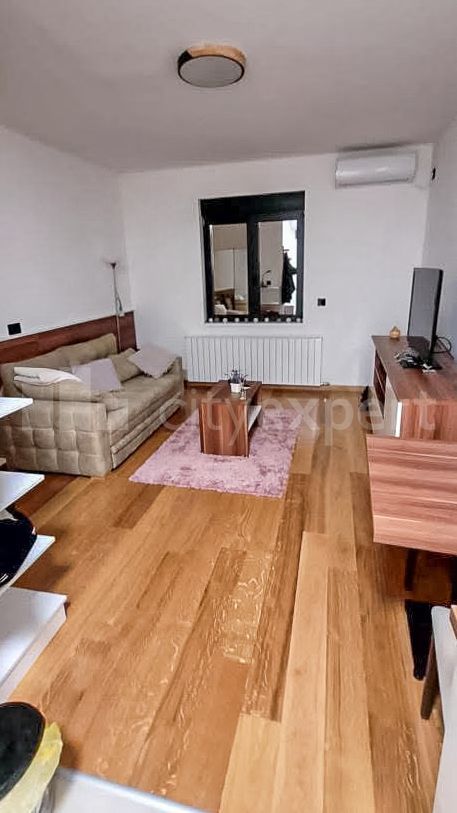 Poslovni prostor za prodaju - Garsonjera, 25m², Porodice Trajković, Voždovac - 75000€