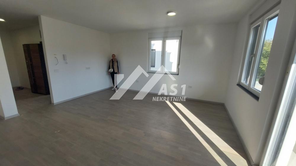 IZDAJE SE PRAZAN NOV STAN HOLLYWOOD HILL PETROVARADIN ID#7146
400 €