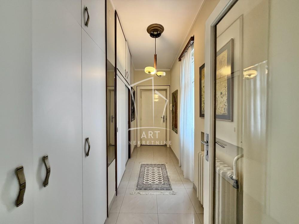 Salonac kod Belog dvora sa 124m2 PP ID#14643
970.000 €
