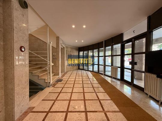 Poslovni prostor 200m2, u poslovnoj zgradi