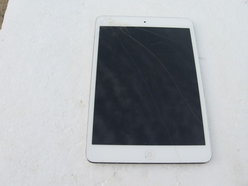 29.APPLE iPad A1432 za delove