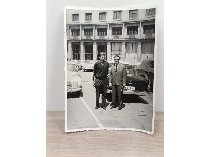 Vintage fotografija muskarci poziranje