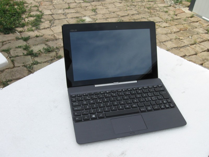 8.ASUS T1100TAM transformer tablet sa tastaturom