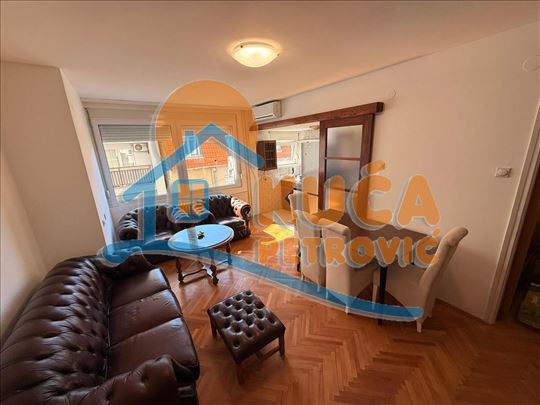 Izdaje se stan u širem centru grada, 65m2