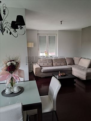 Trosoban stan 70m² sa liftom kod keja i Gimnazije