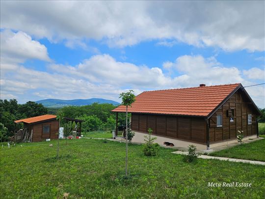 Drvena kuća sa pogledom na Kosmaj I šumu