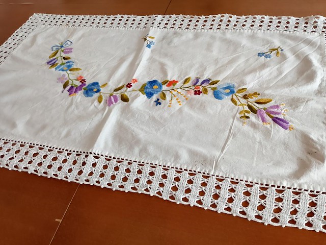 Vintage vezeni stolnjak 48x84
