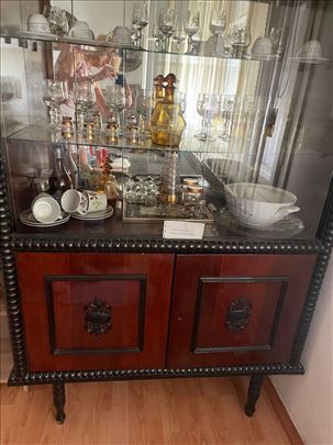Vitrina za trpezariju čaše/sudovi