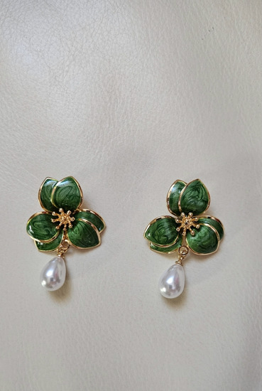 Green flower glazed hibiscus teardrop nove minđuse
