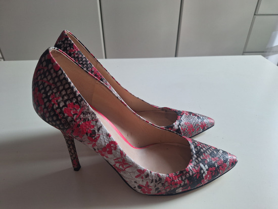   Sniženje  Guess salonke